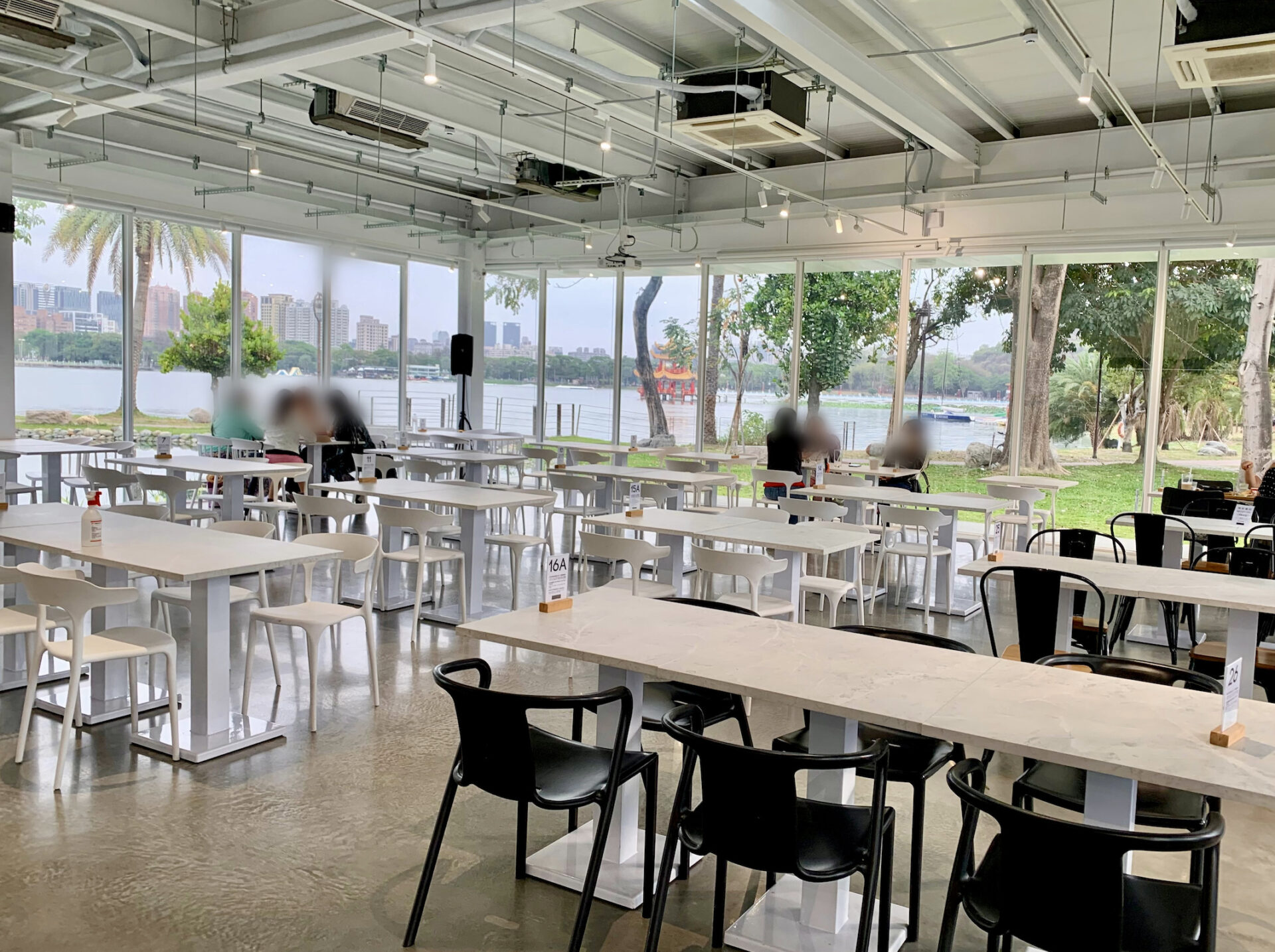 【泮咖啡 PAMMA COFFEE 】湖畔でのんびり！蓮池潭に点在する高雄のシンボルを眺めながらカフェタイム！｜レトロな南国！台湾南部の魅力を ...